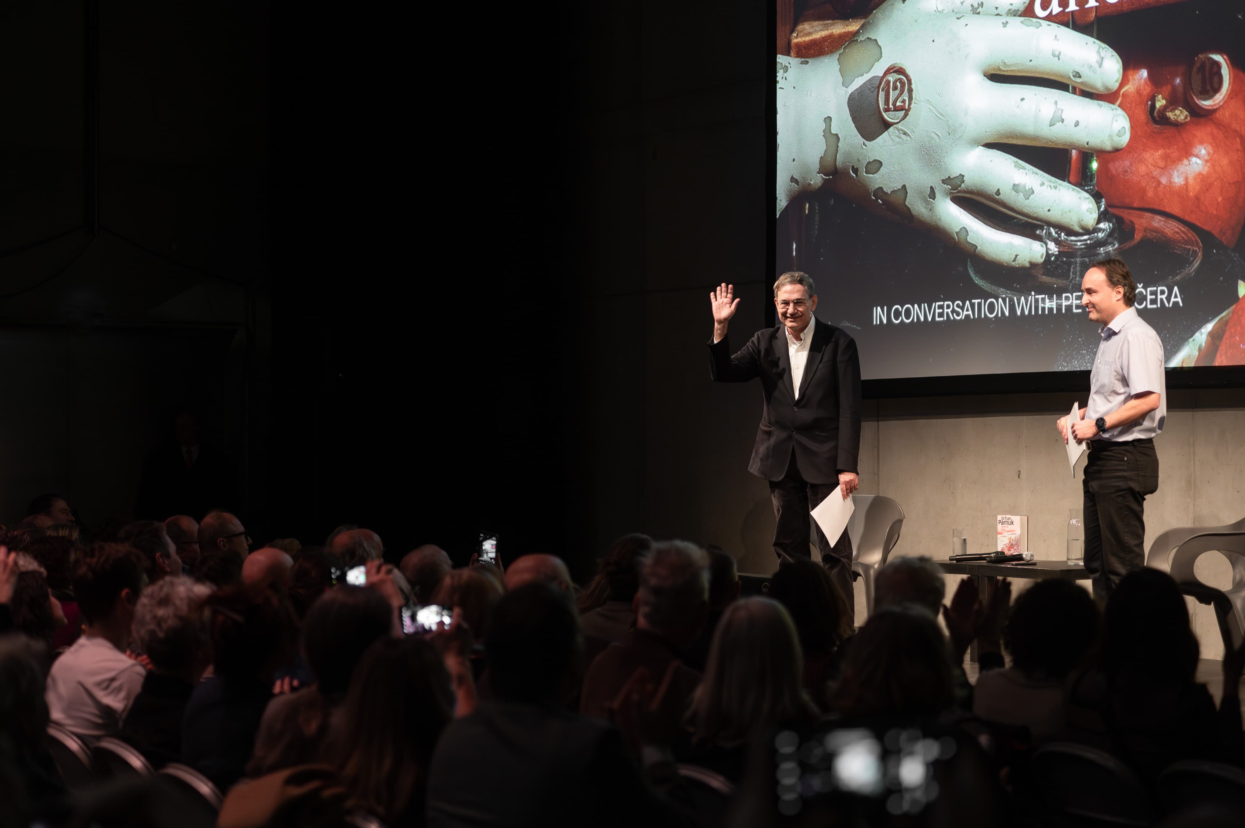 DOX – Turecký nobelista Orhan Pamuk promluvil v Praze o své literární a ...